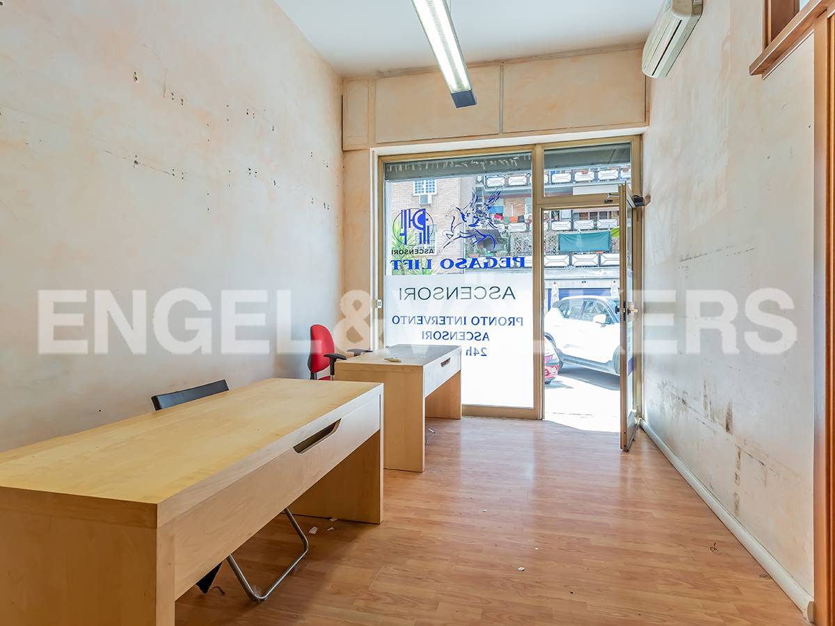 Locale commerciale in Vendita