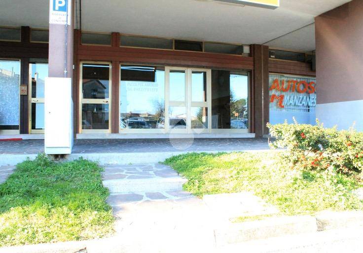 Locale commerciale in Vendita
