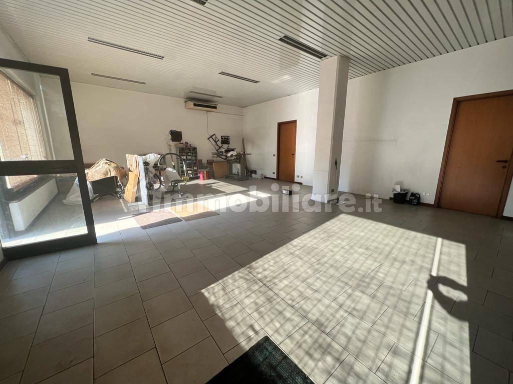 Locale commerciale in Vendita