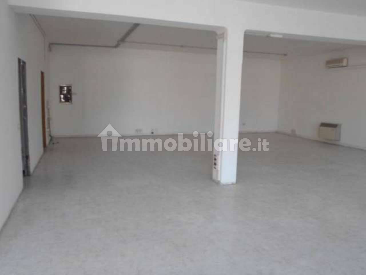 Locale commerciale in Vendita