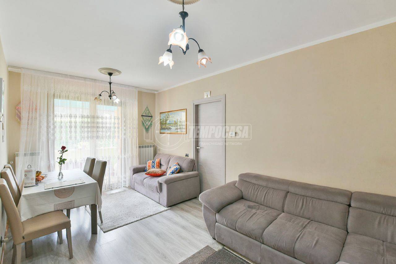 Trilocale via Lario 230, Lipomo