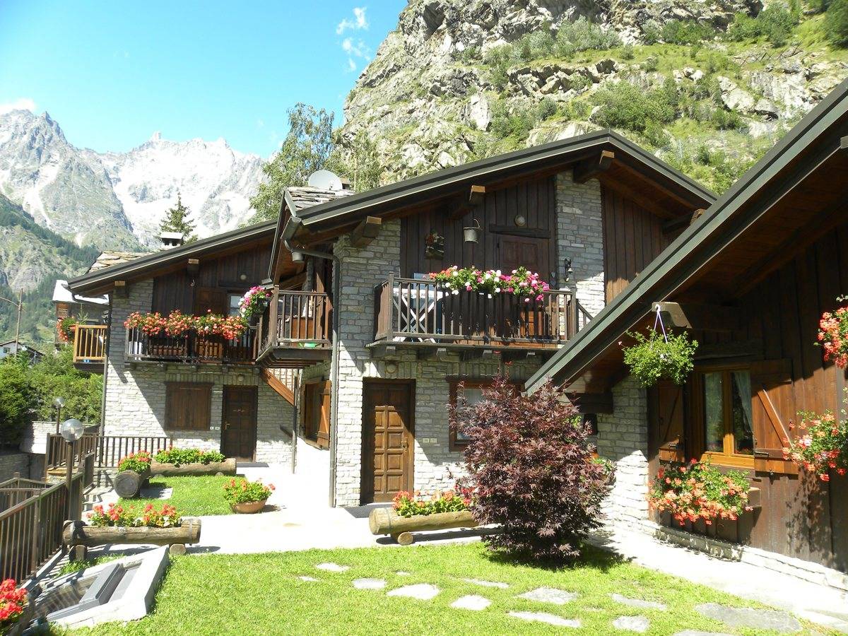 Trilocale Strada larzey entreves 13, Centro, Courmayeur