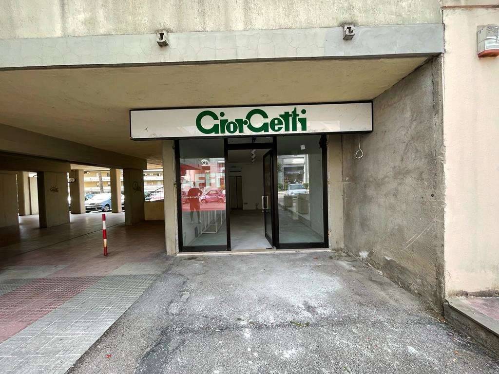 Negozio di abbigliamento con laboratorio in Vendita