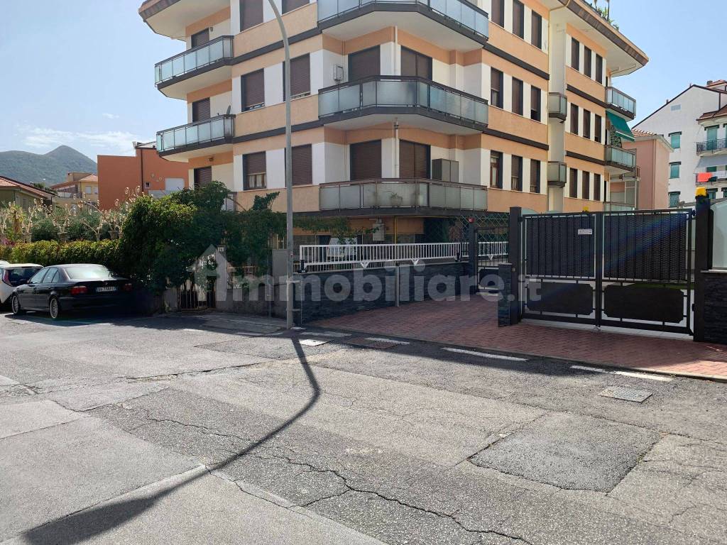 Vendita Appartamento in largo Ludovico Ariosto 18. Loano. Buono stato ...