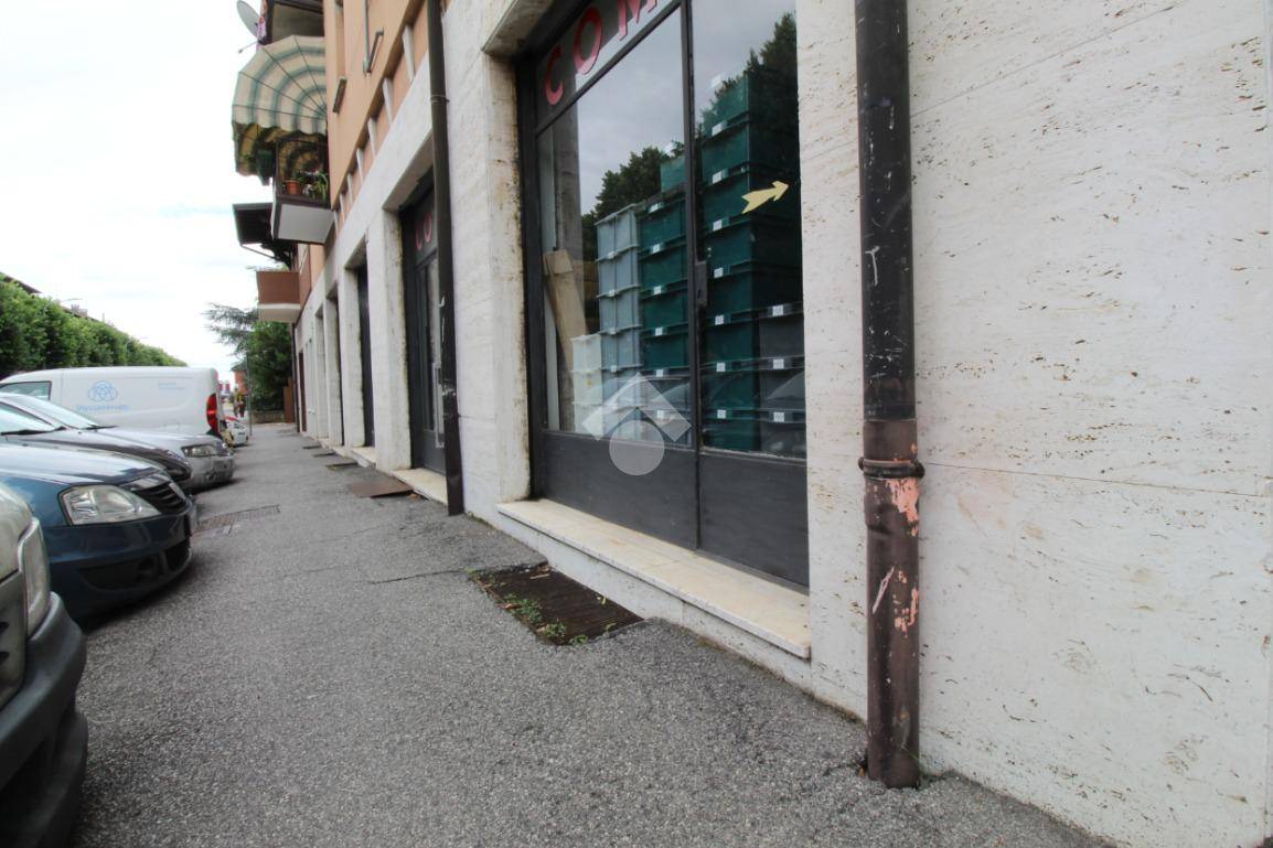 Locale commerciale in Vendita