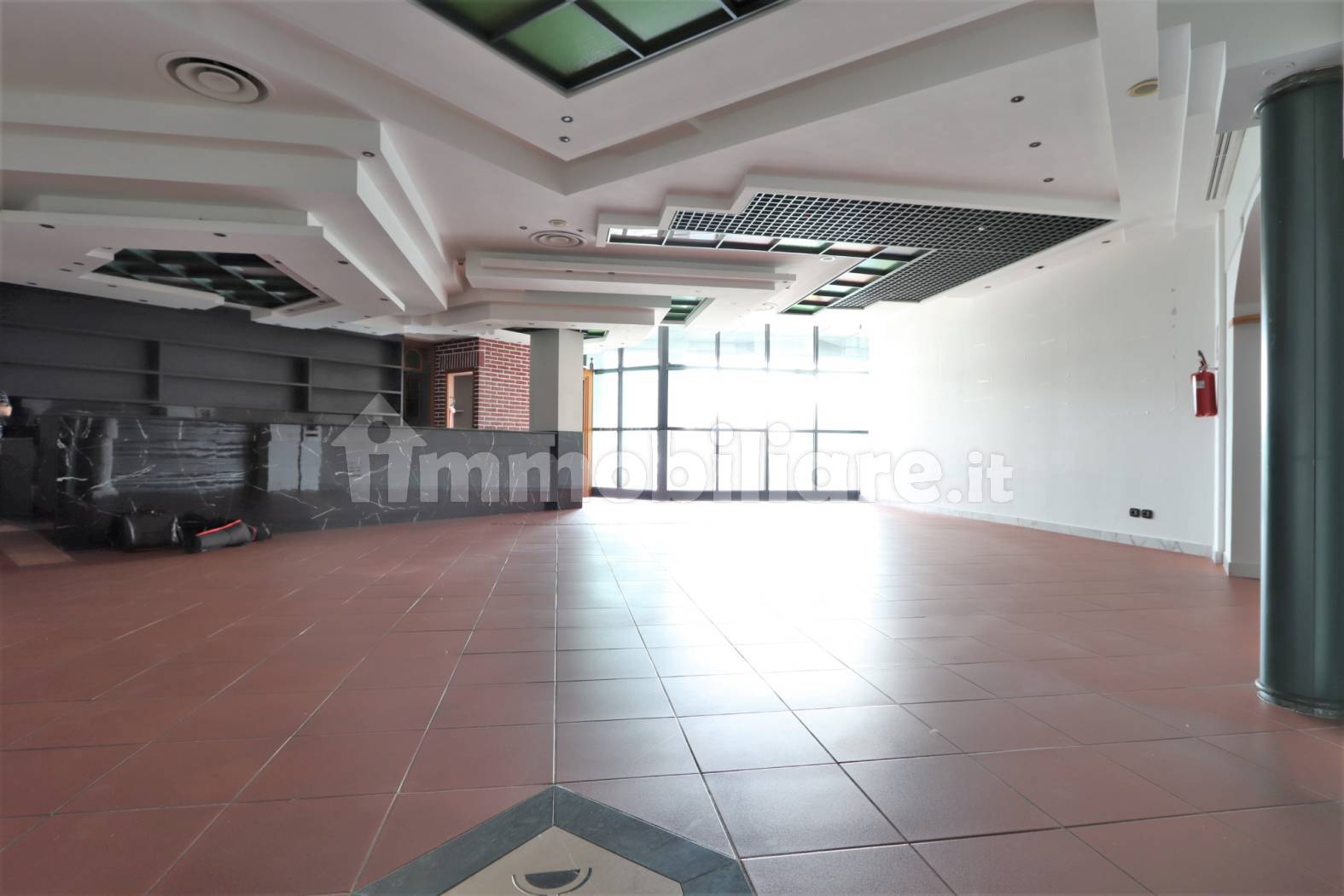 Locale commerciale in Vendita