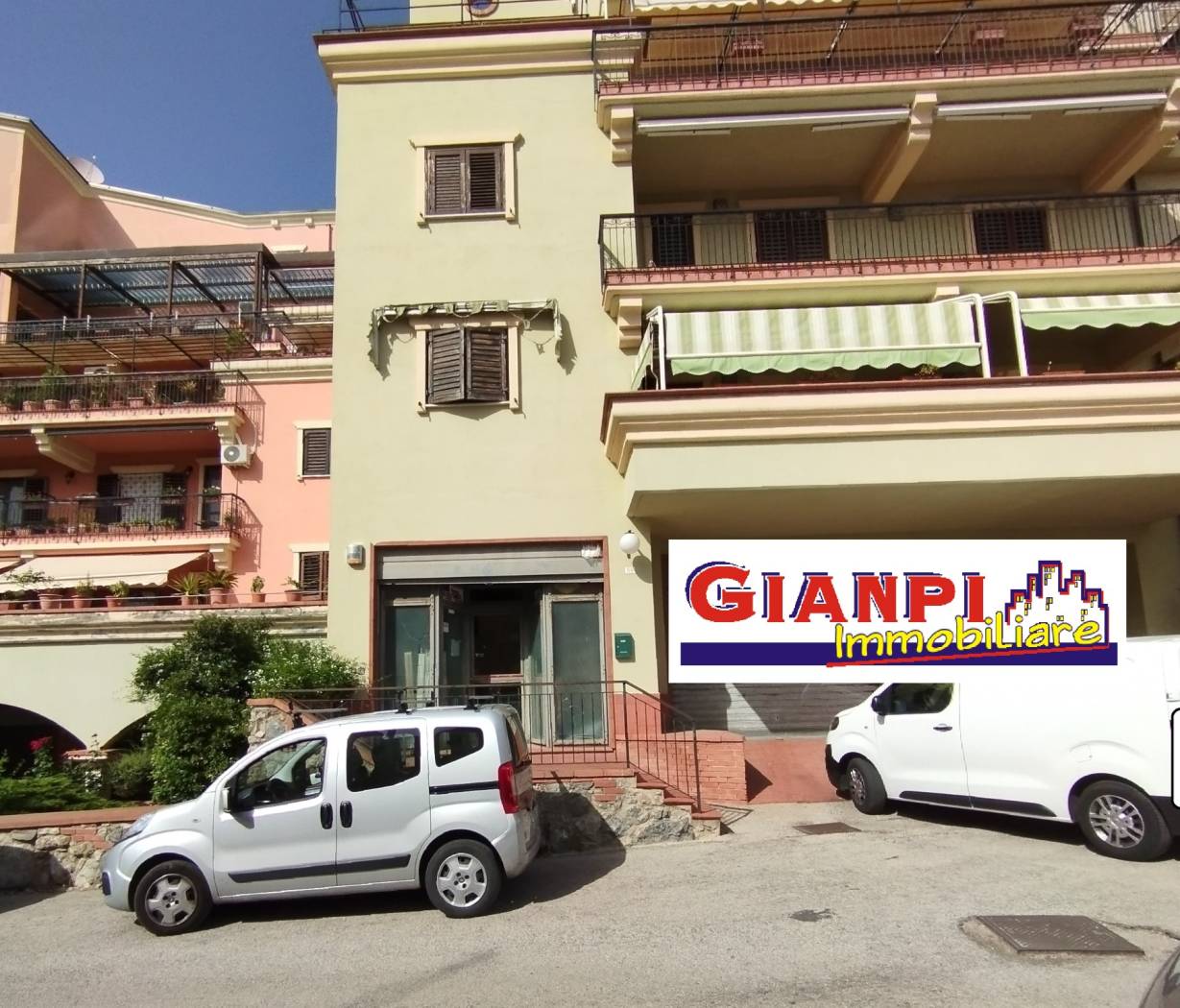 Locale commerciale in Vendita