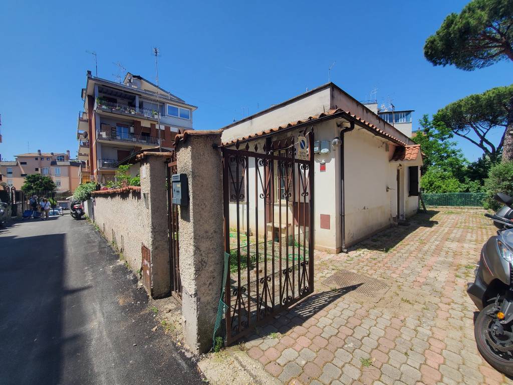 Sale Two-family villa in via Fausta Labia Rome. Good condition, with ...