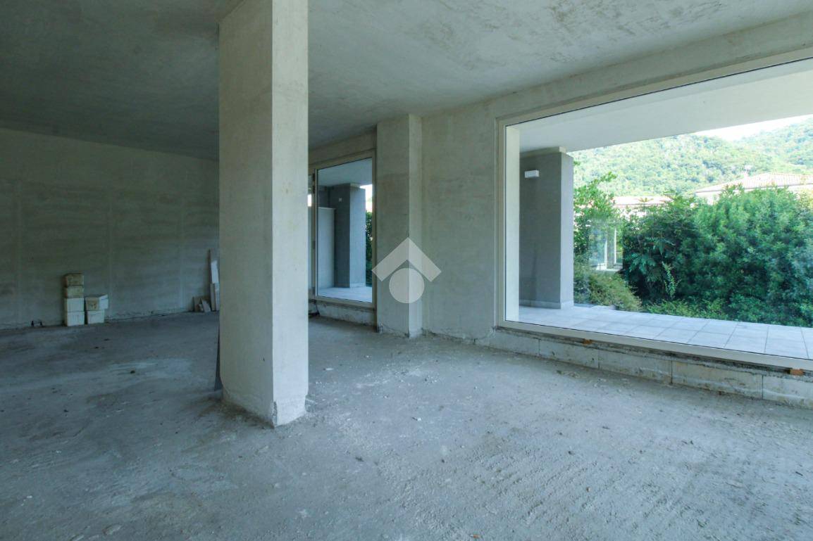 Locale commerciale in Vendita