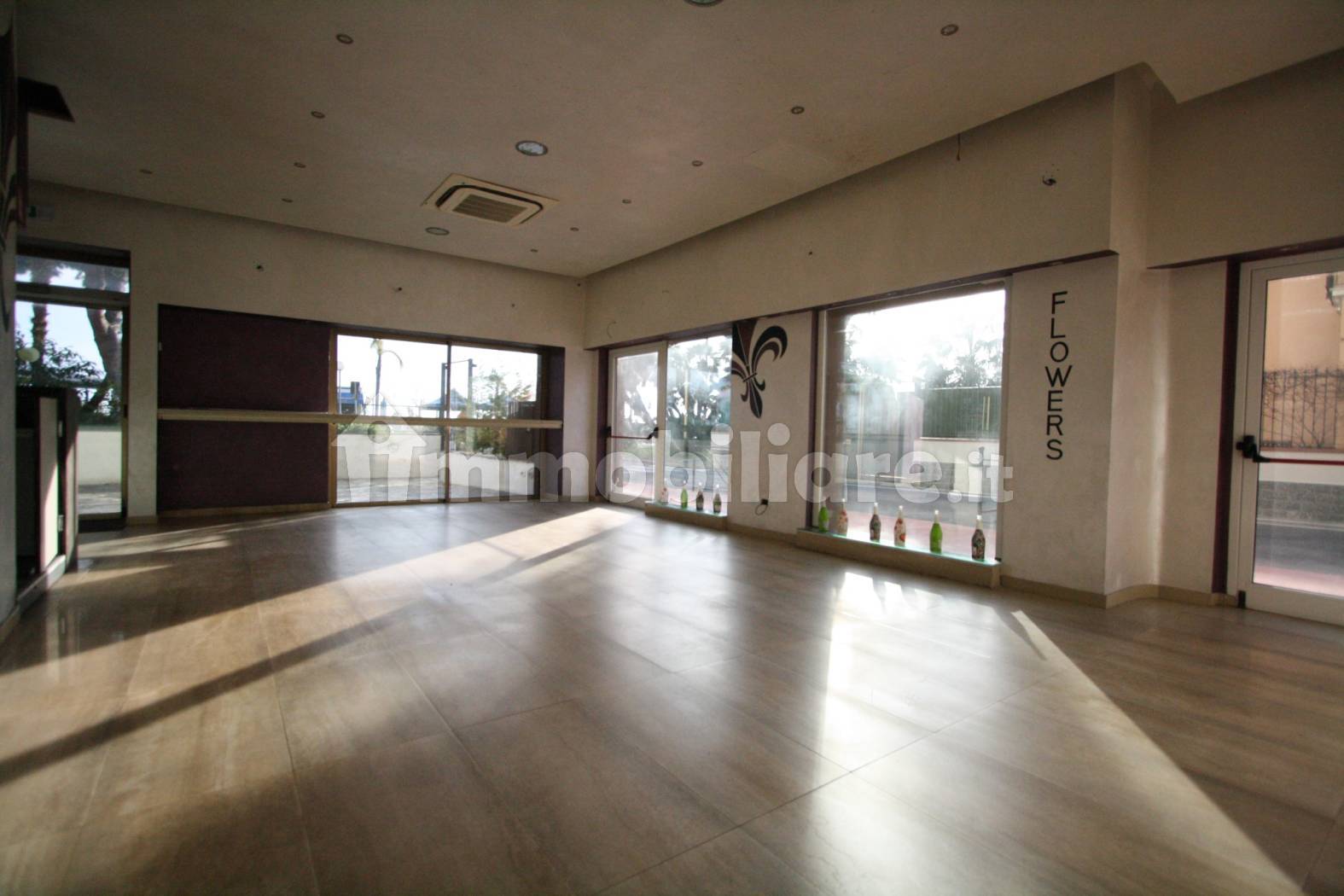 Locale commerciale in Vendita