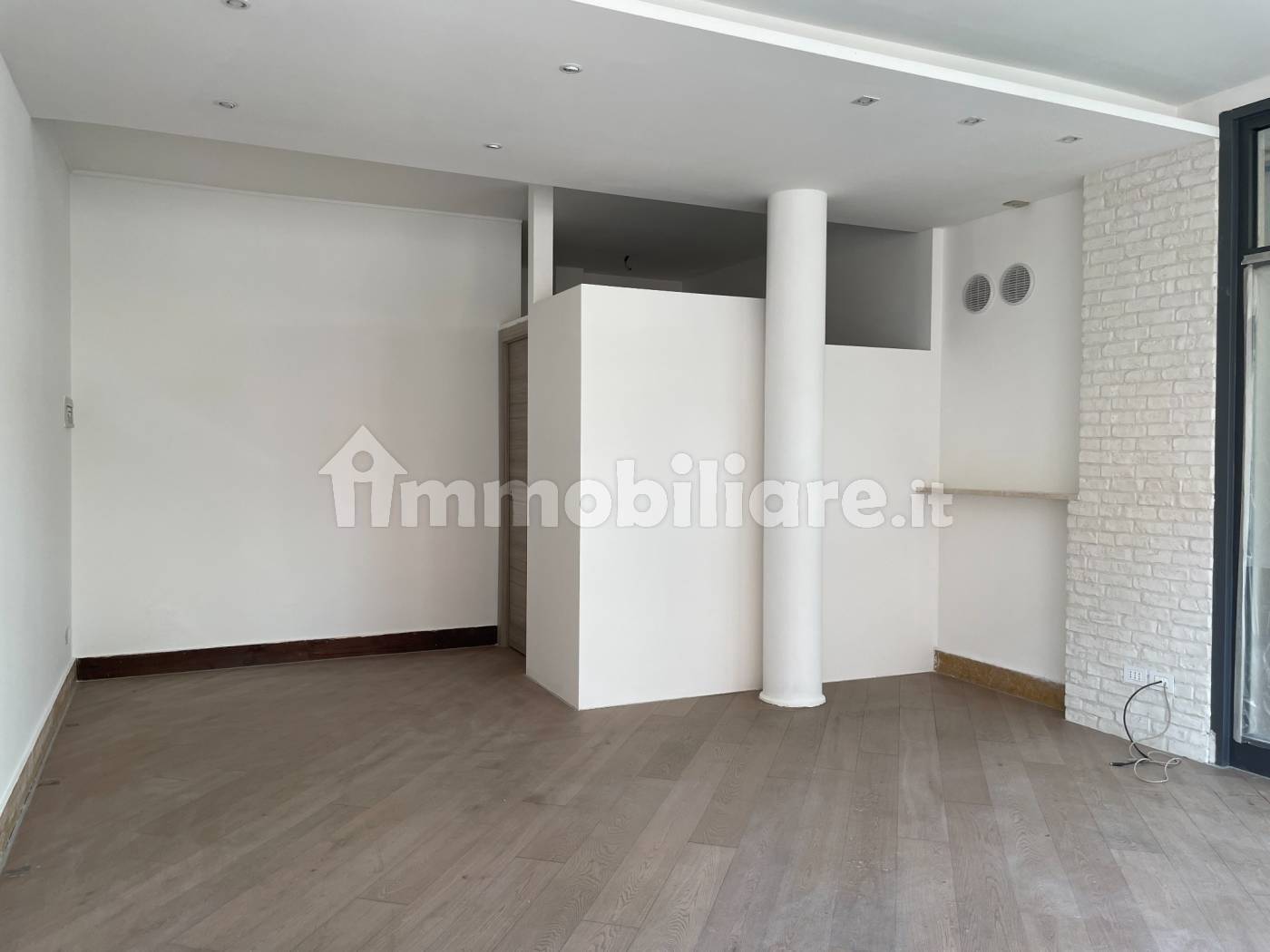 Locale commerciale in Vendita