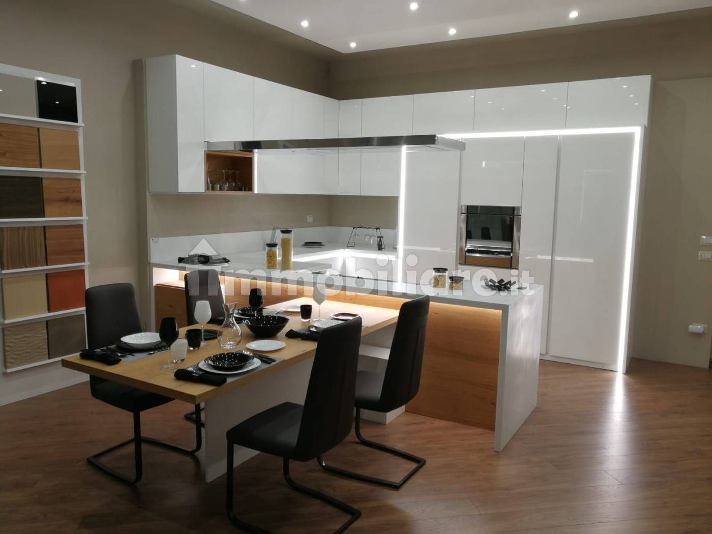 Negozio di mobili e arredamento in Vendita