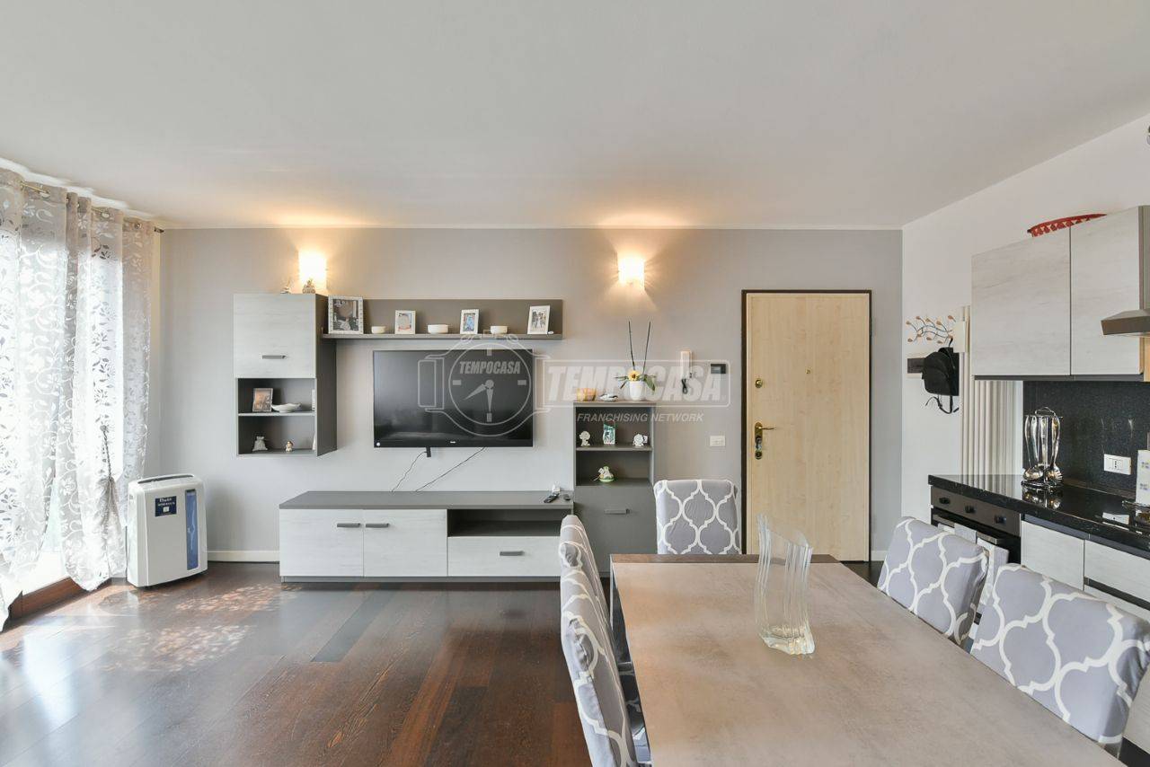 Trilocale via IV Novembre 9/13, Albese con Cassano