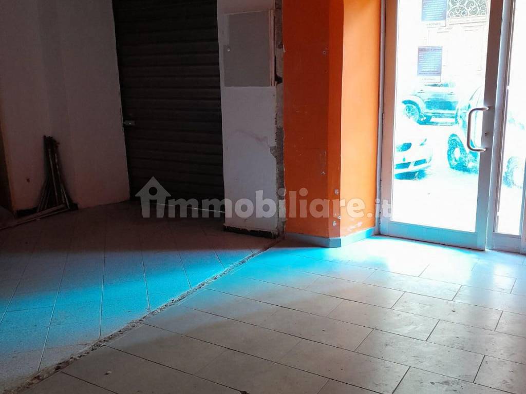 Locale commerciale via Vespasiano, Roma, rif. 97198952 - Immobiliare.it