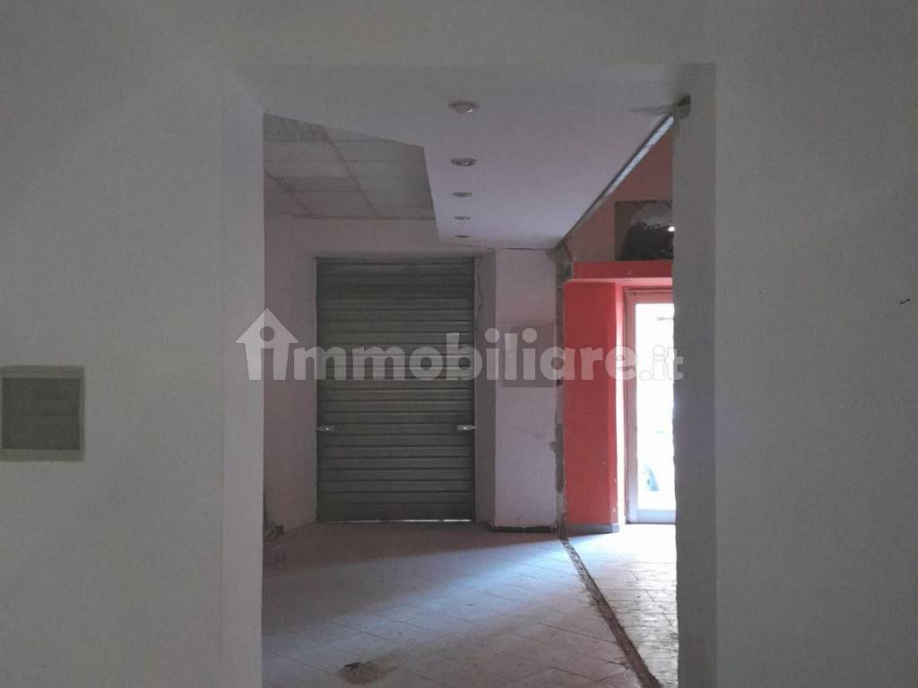Locale commerciale via Vespasiano, Roma, rif. 97198952 - Immobiliare.it