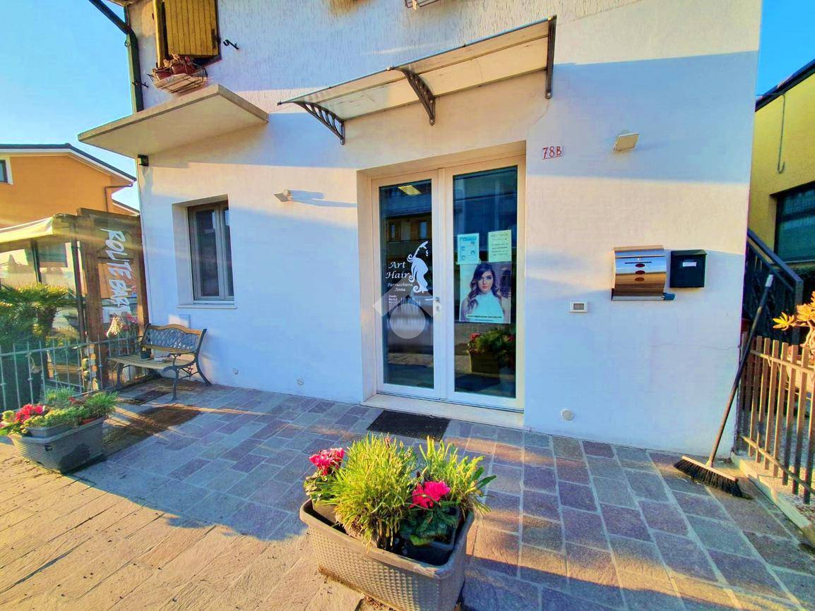 Locale commerciale in Vendita