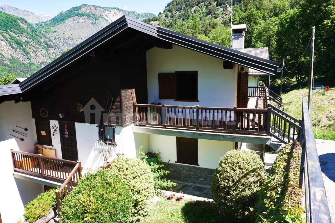 Trilocale frazione Petit-Antey 43, Centro, Antey-Saint-Andrè