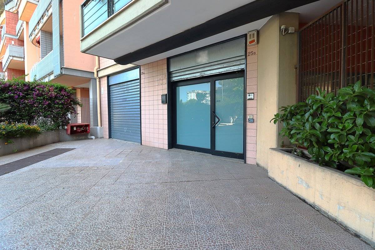Locale commerciale in Vendita
