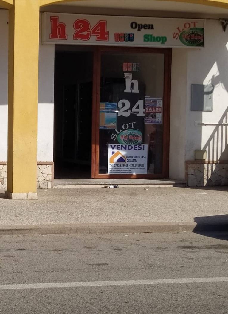 Locale commerciale in Vendita
