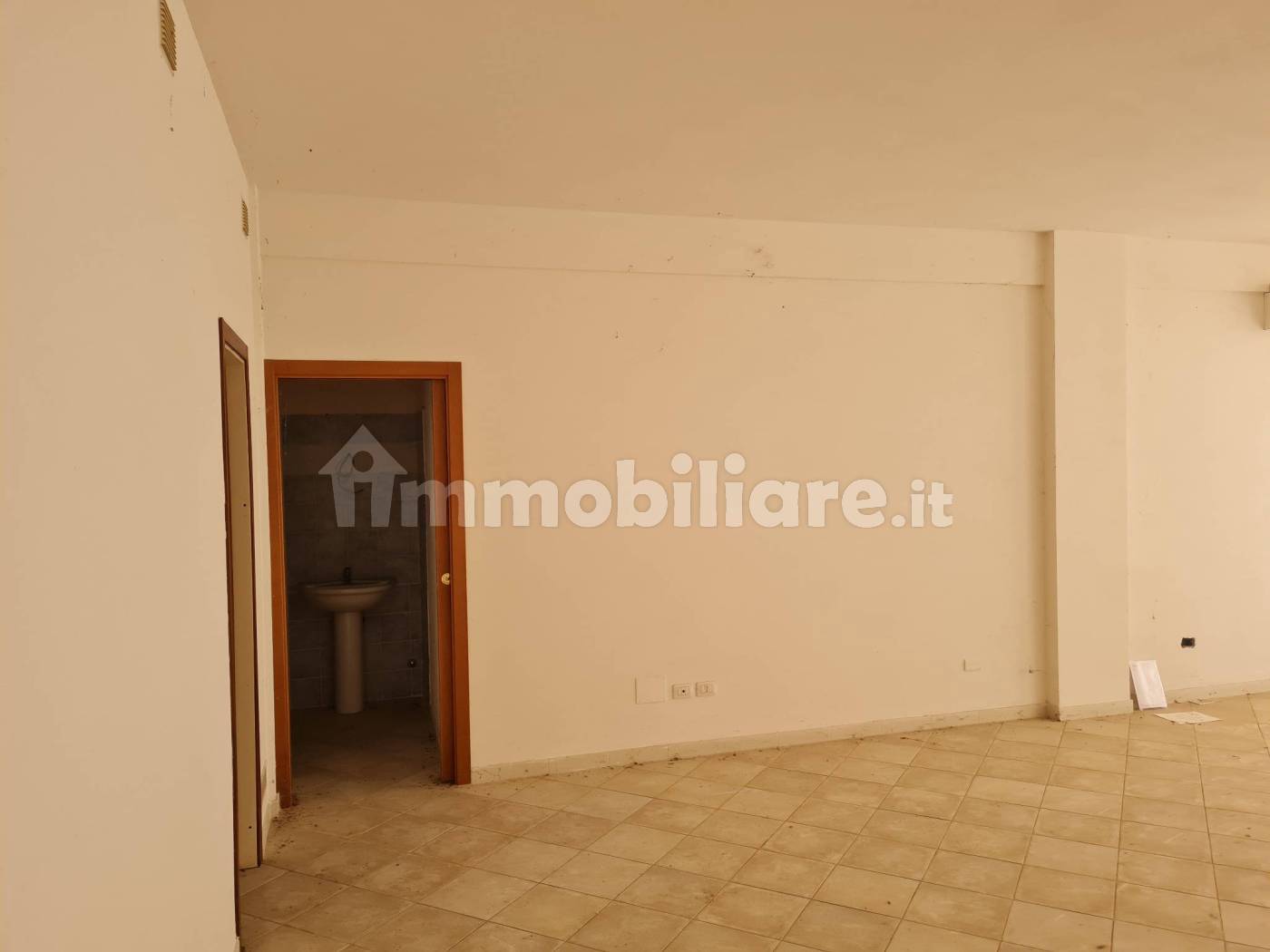 Locale commerciale in Vendita