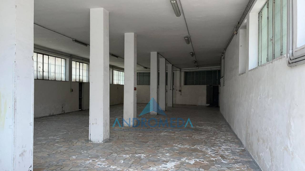 Locale commerciale in Vendita