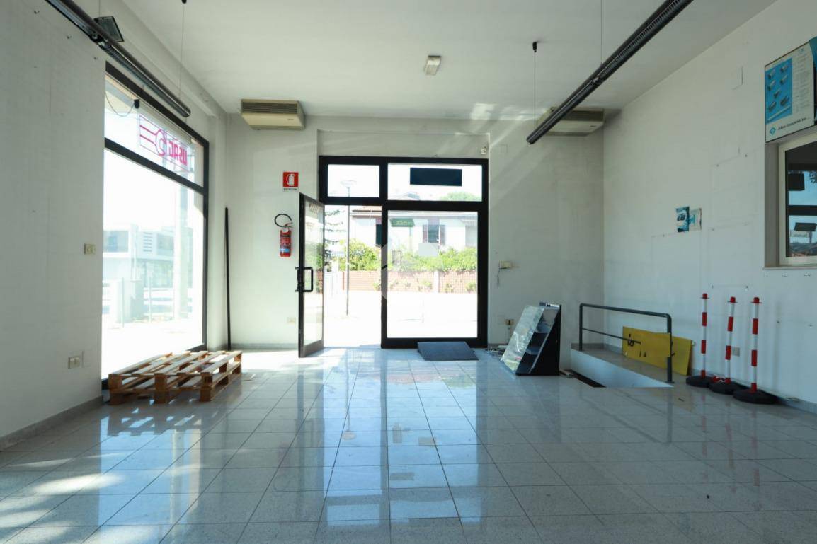 Bilocale viale A  Moro 172, Sambuceto, San Giovanni Teatino