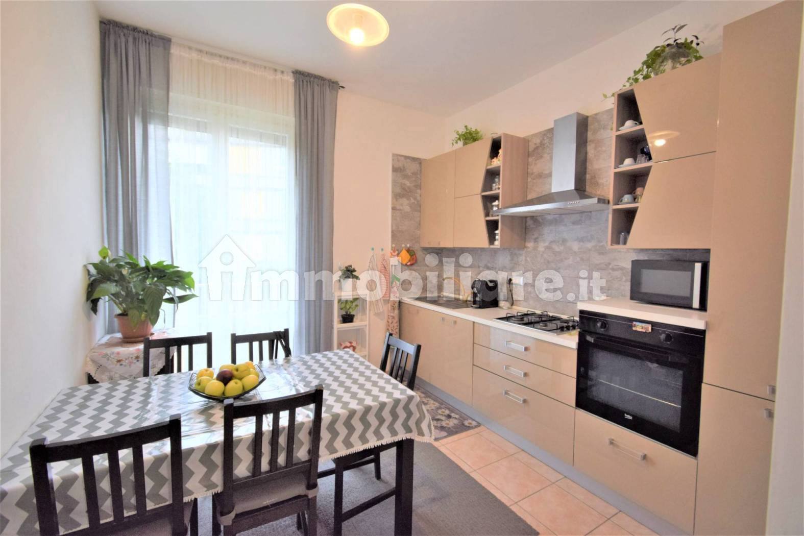 Trilocale ottimo stato, secondo piano, Centro, Fornovo di Taro