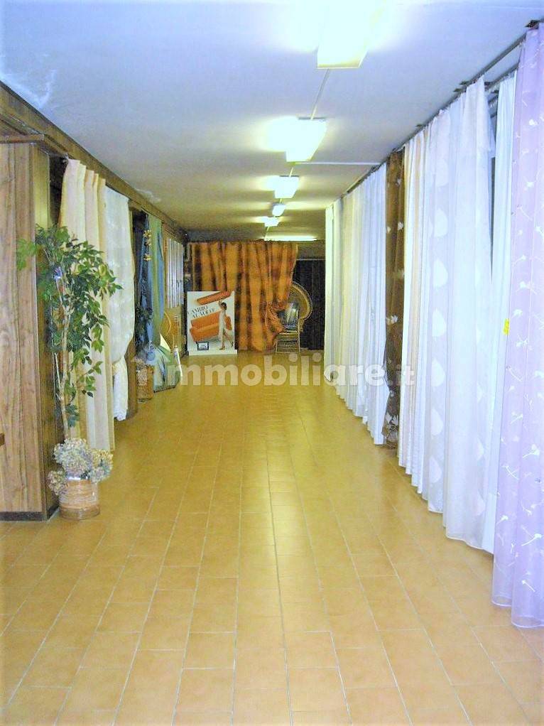 Locale commerciale in Vendita