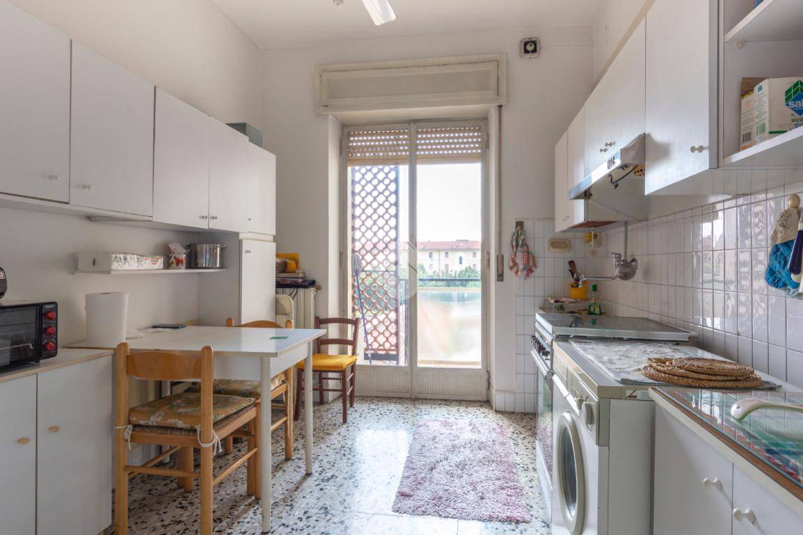 Quadrilocale via scarsellini 36, San Zeno, Verona