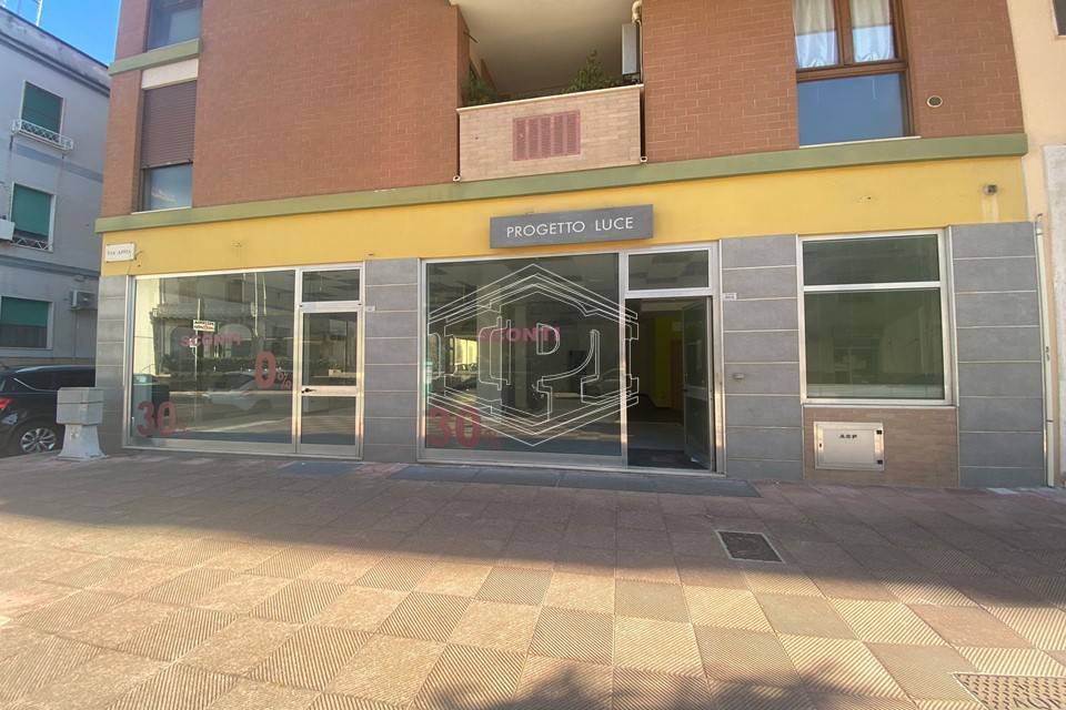 Locale commerciale in Vendita