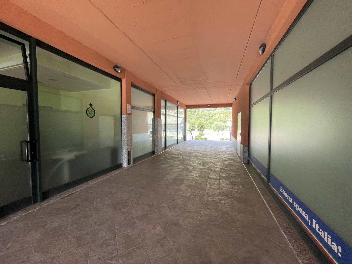 Locale commerciale in Vendita