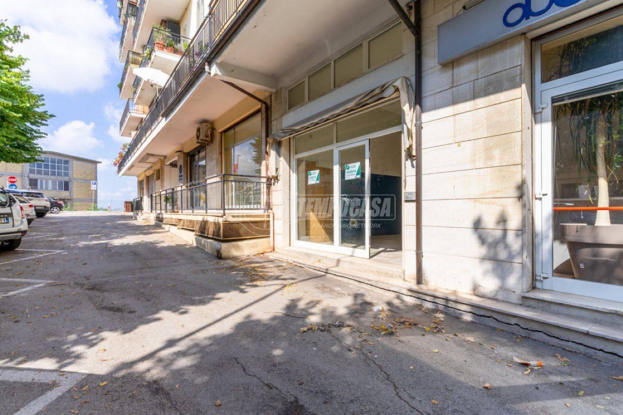 Locale commerciale in Vendita