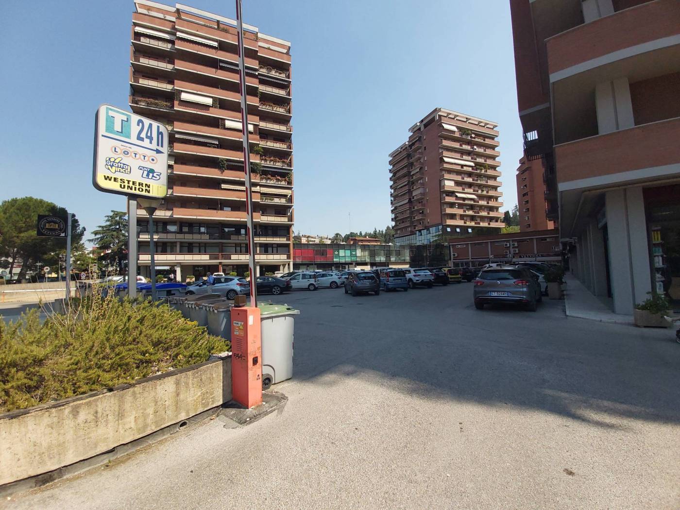 Locale commerciale con laboratorio in Vendita