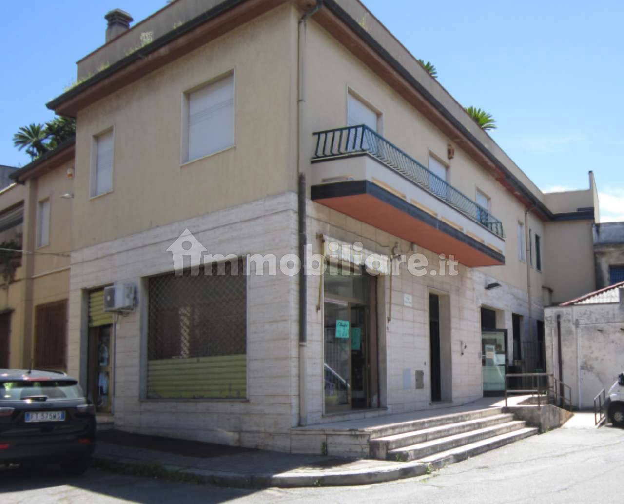 Locale commerciale in Vendita