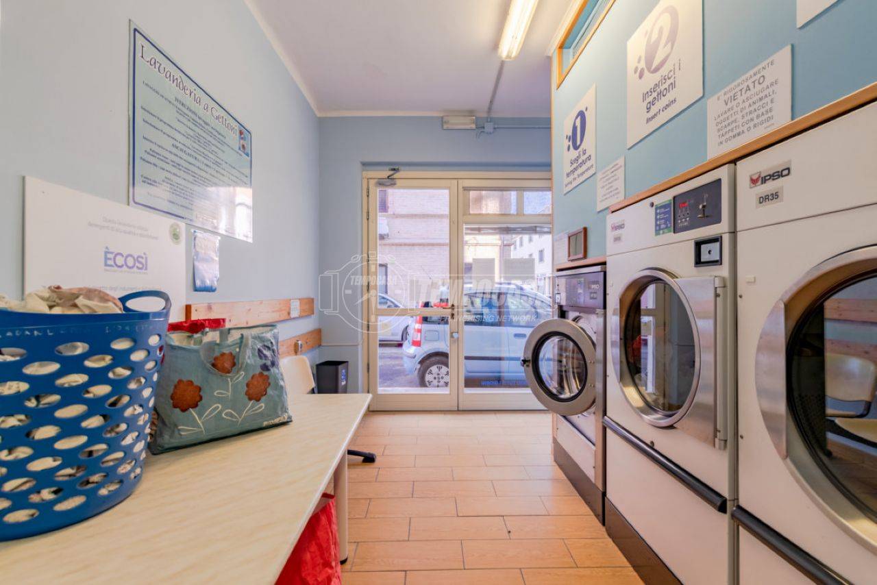 Locale commerciale in Vendita