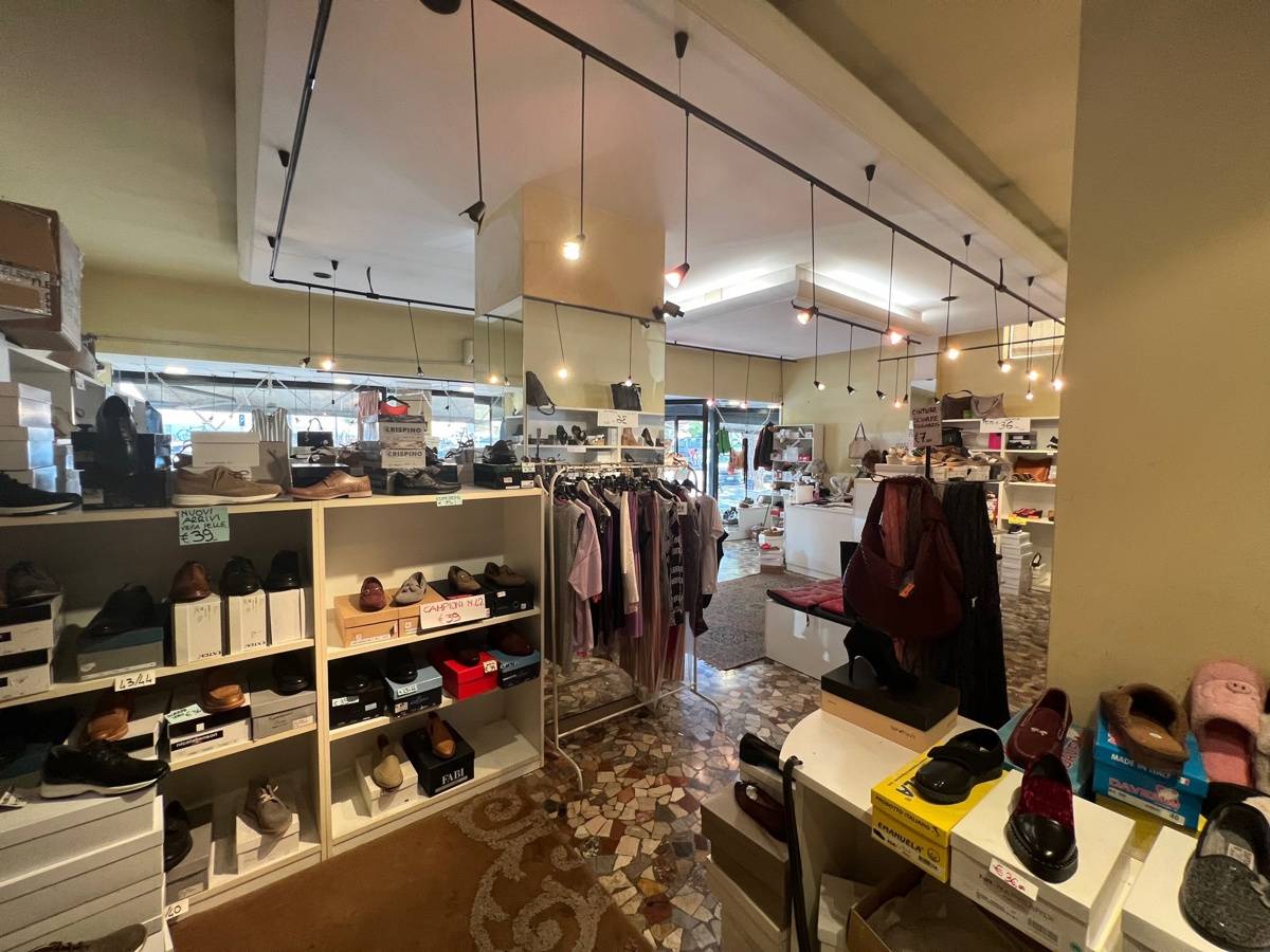 Locale commerciale in Vendita