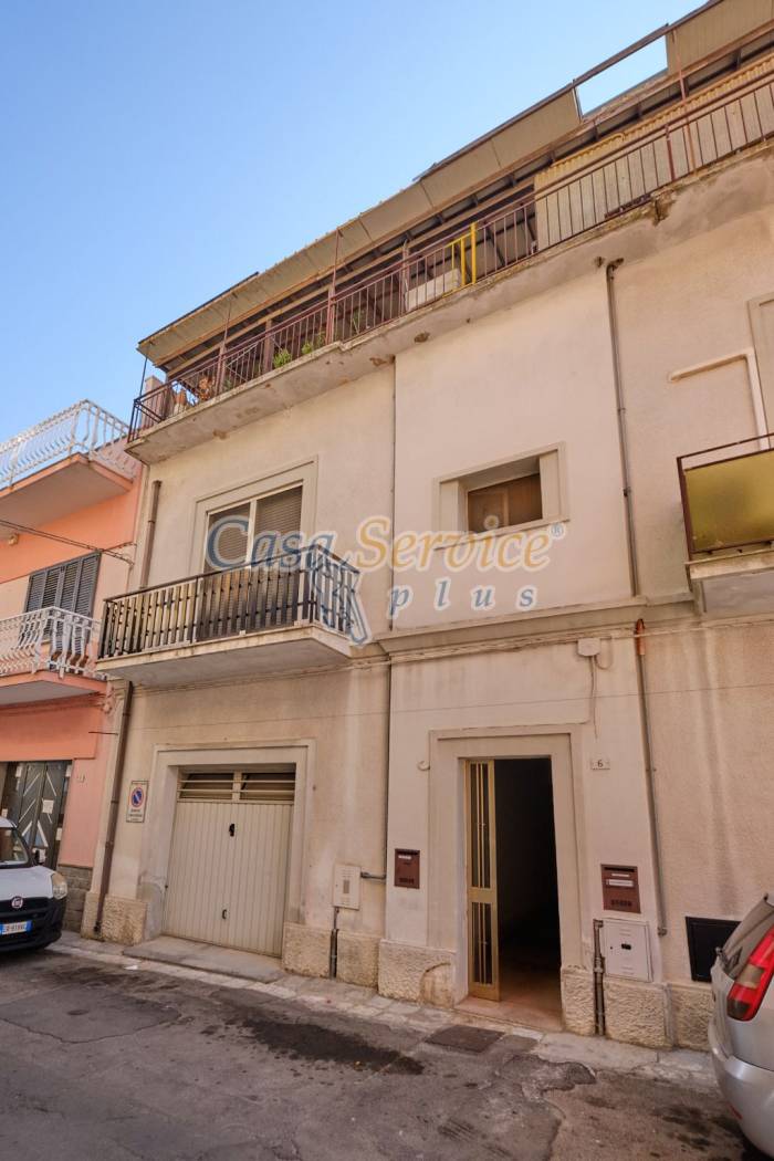 Trilocale via Parma, Centro, Parabita