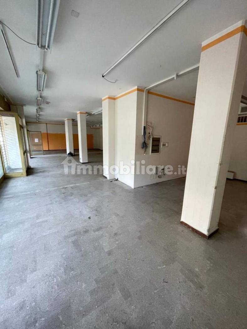 Locale commerciale in Vendita