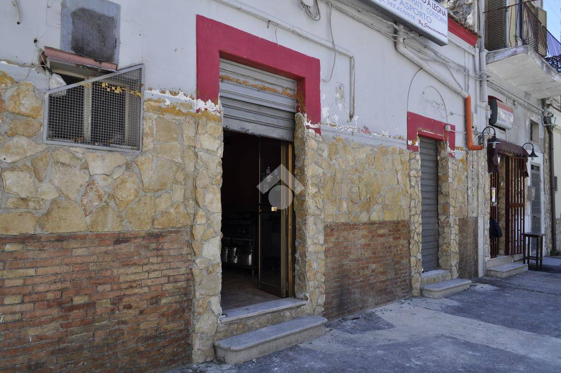 Locale commerciale in Vendita