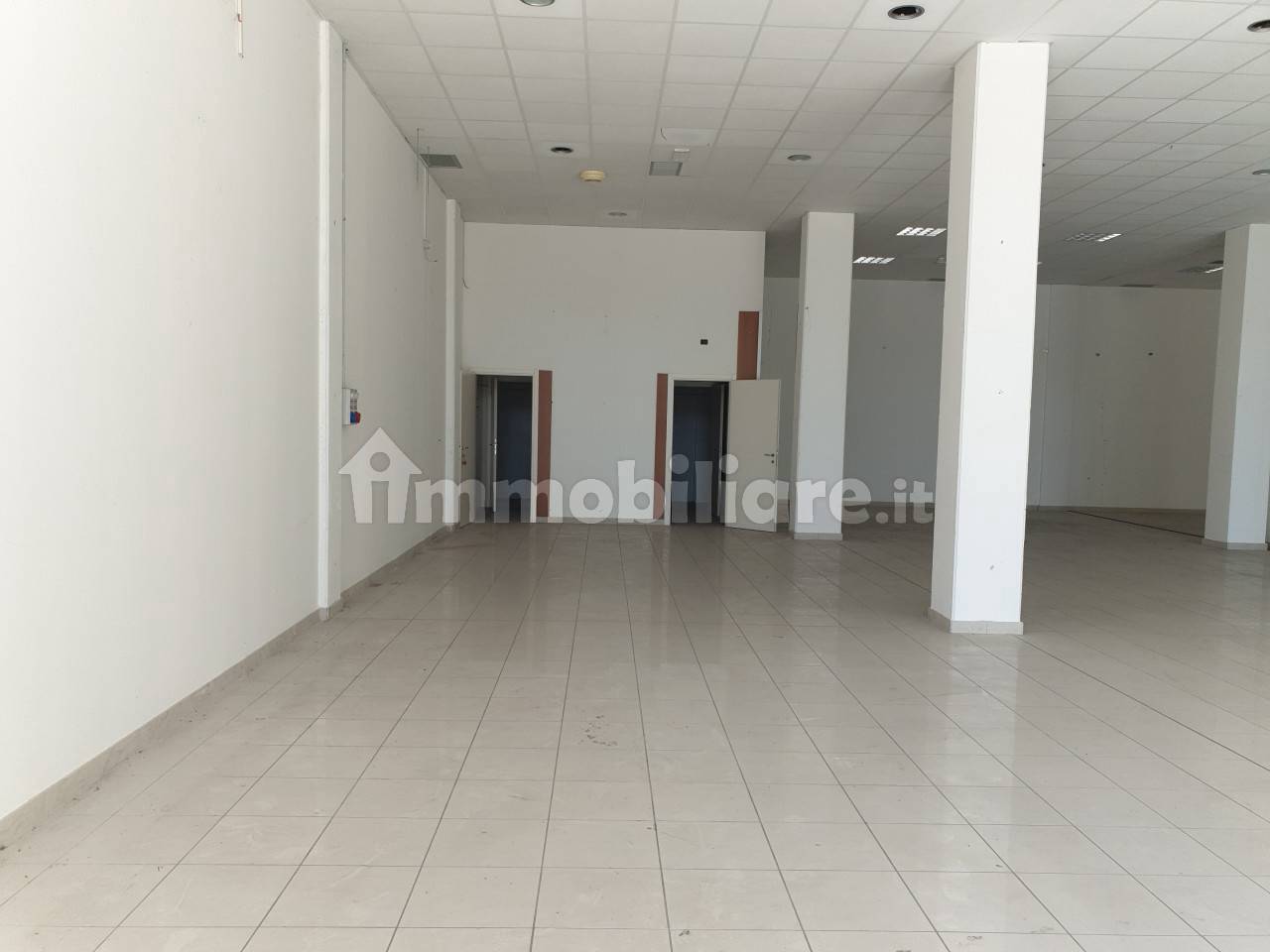 Locale commerciale in Vendita