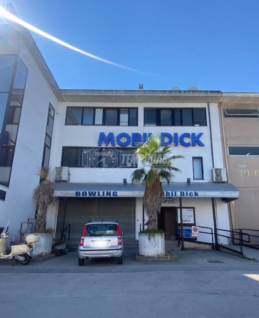 Locale commerciale in Vendita