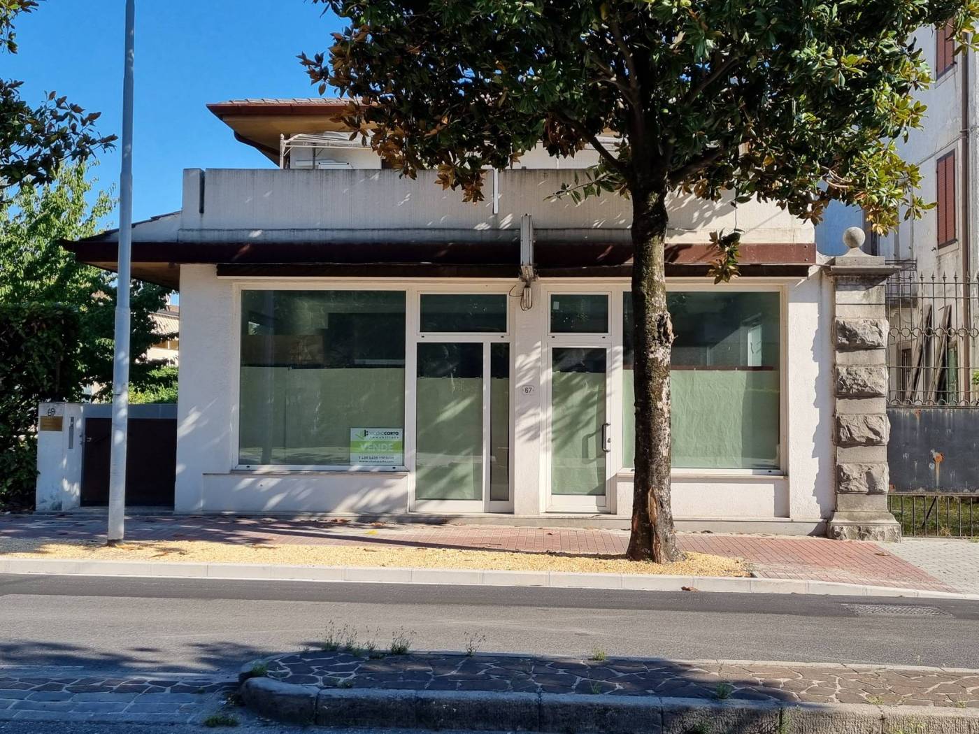 Locale commerciale con laboratorio in Vendita