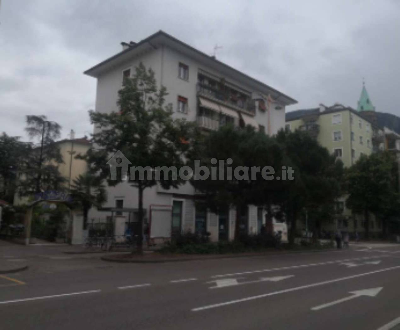 Locale commerciale in Vendita