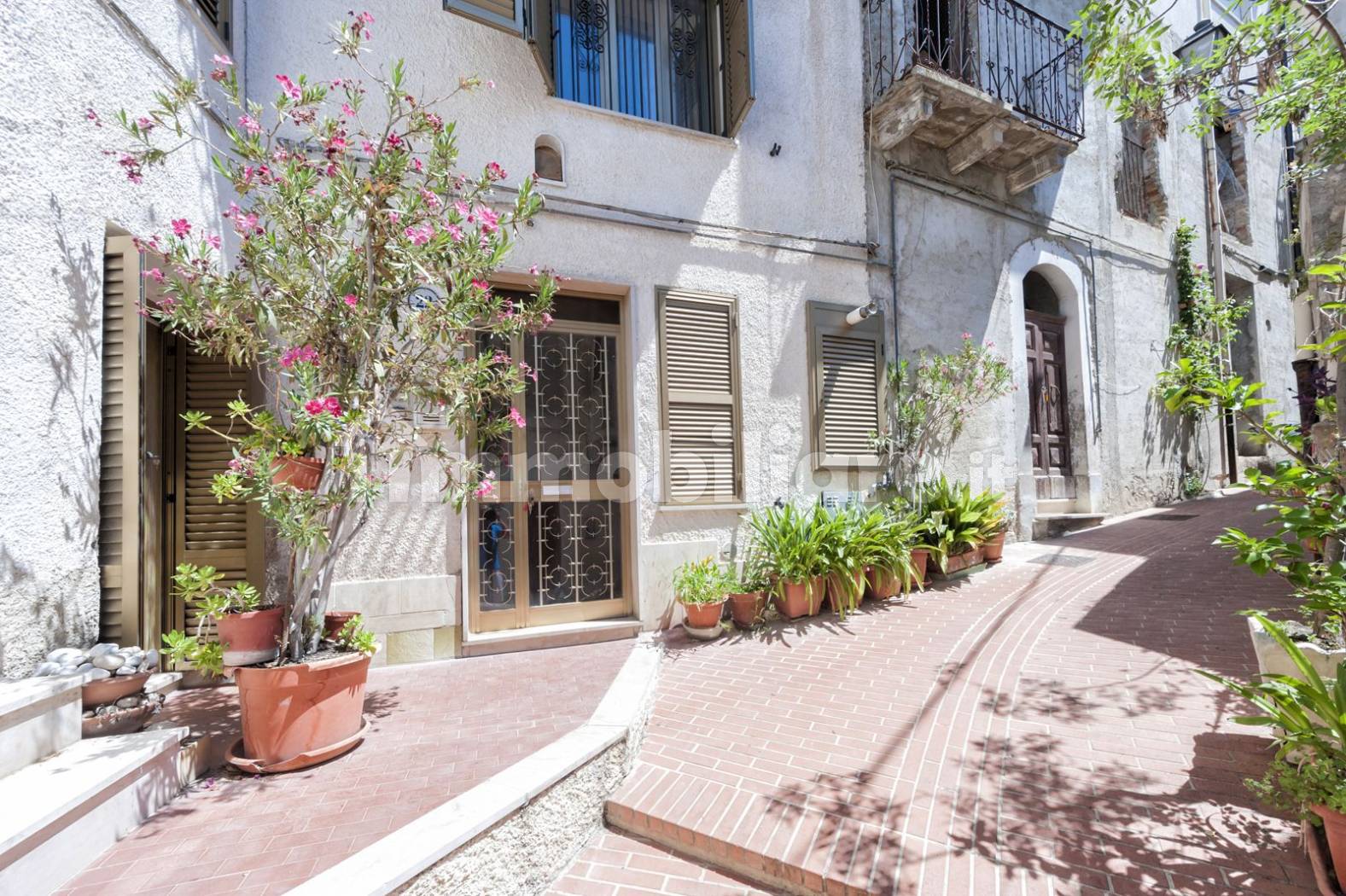 Appartamento via Roma 22, Centro, Collecorvino