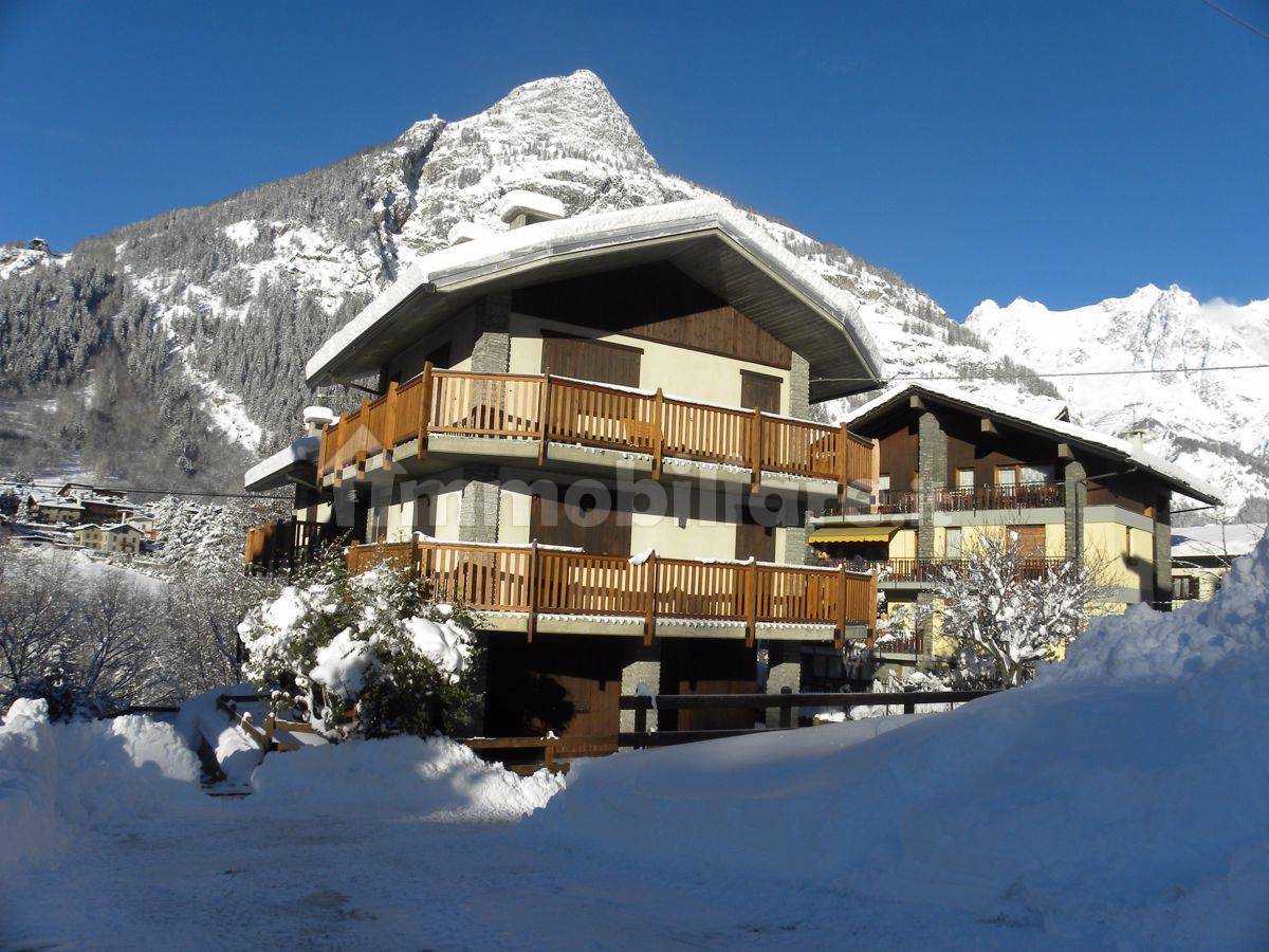 Trilocale Strada Margherita 11, Centro, Courmayeur