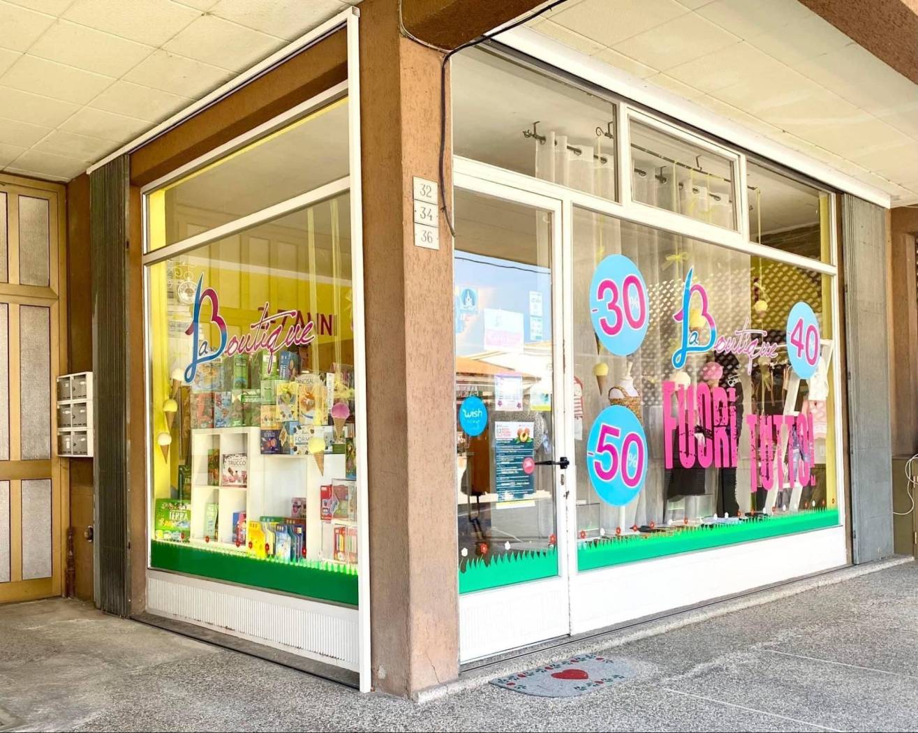 Negozio di abbigliamento in Vendita