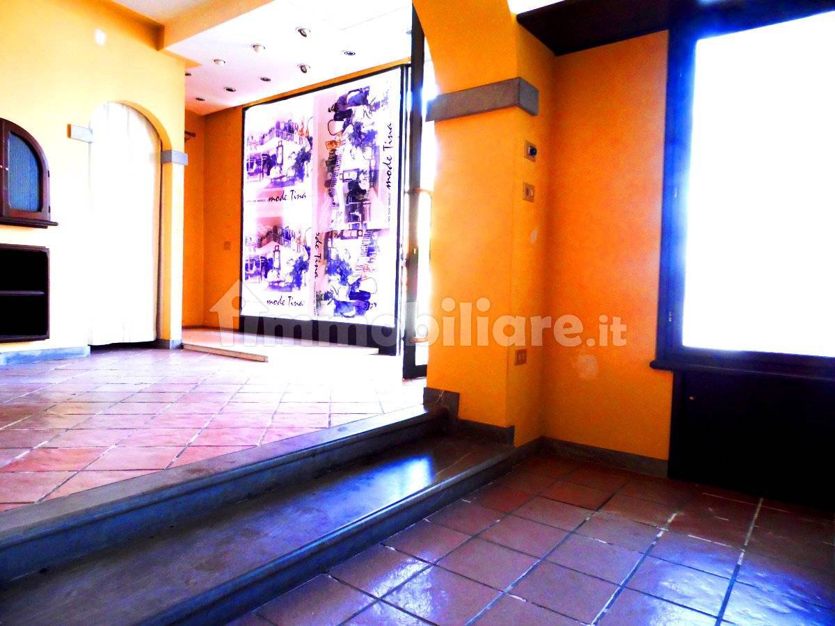 Locale commerciale in Vendita