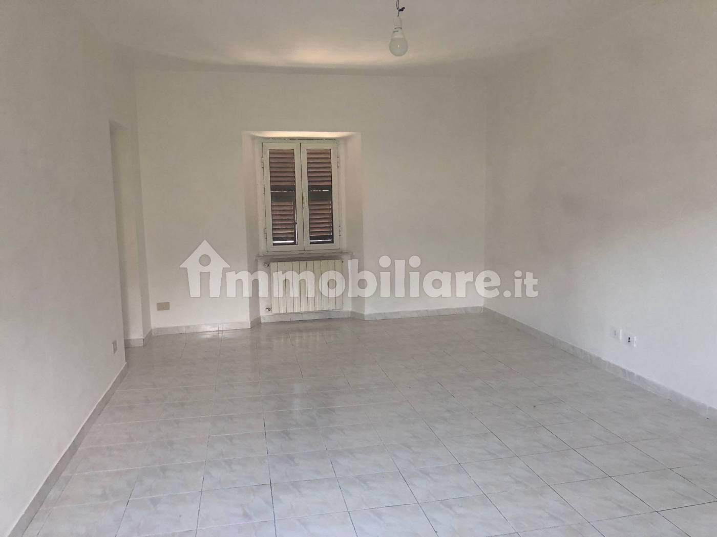 Trilocale da ristrutturare, terzo piano, Centro, Carrara