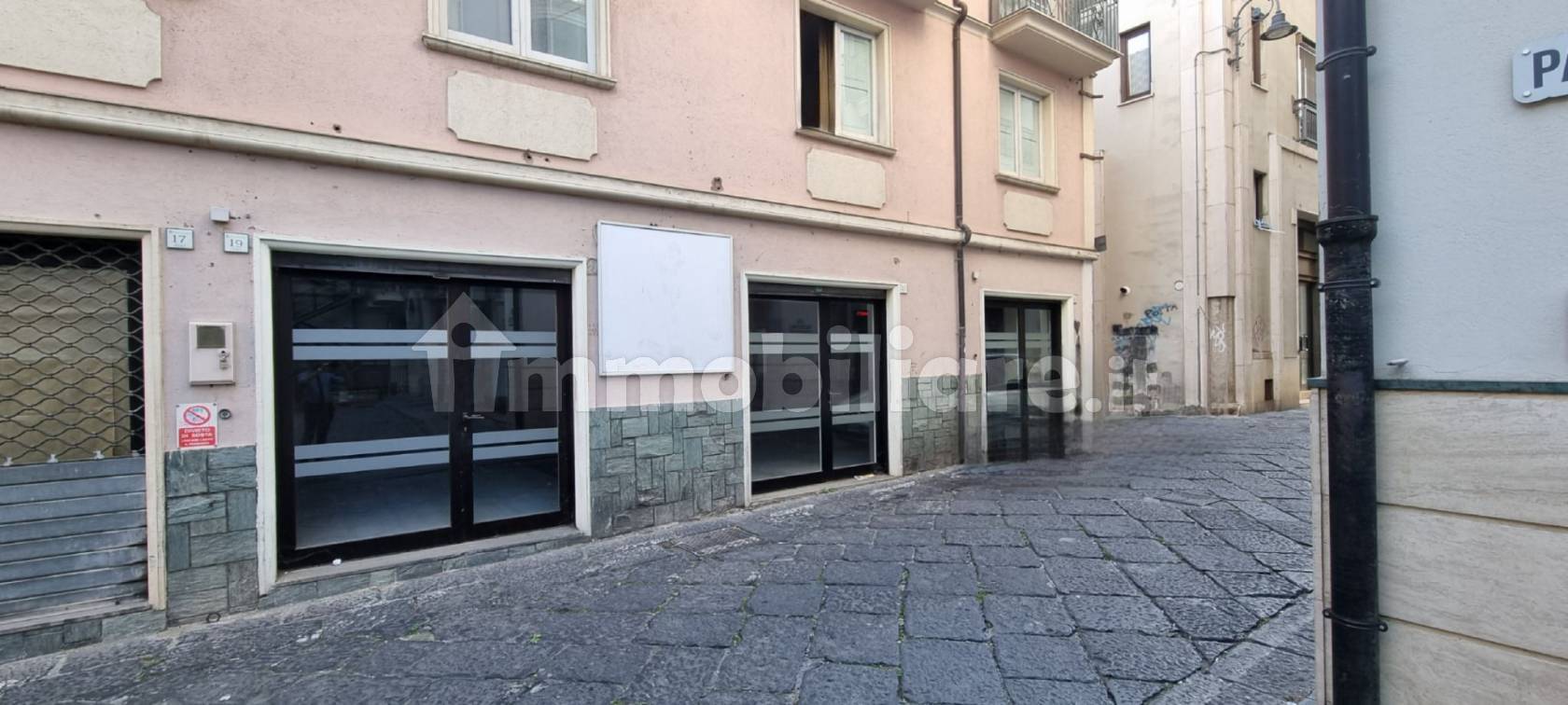 Locale commerciale in Vendita