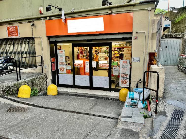 Locale commerciale in Vendita